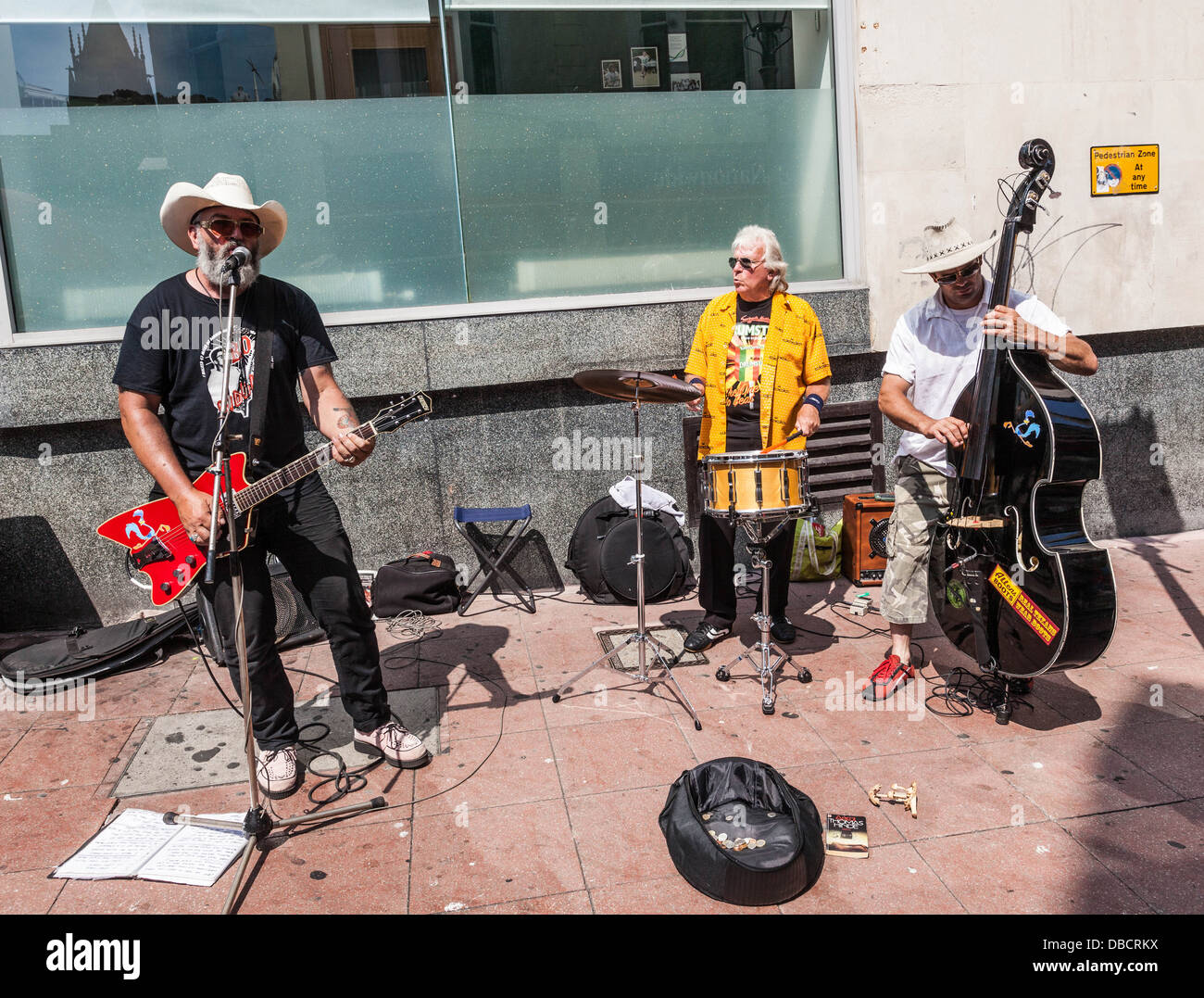 Busking brighton hi-res stock photography and images - Alamy
