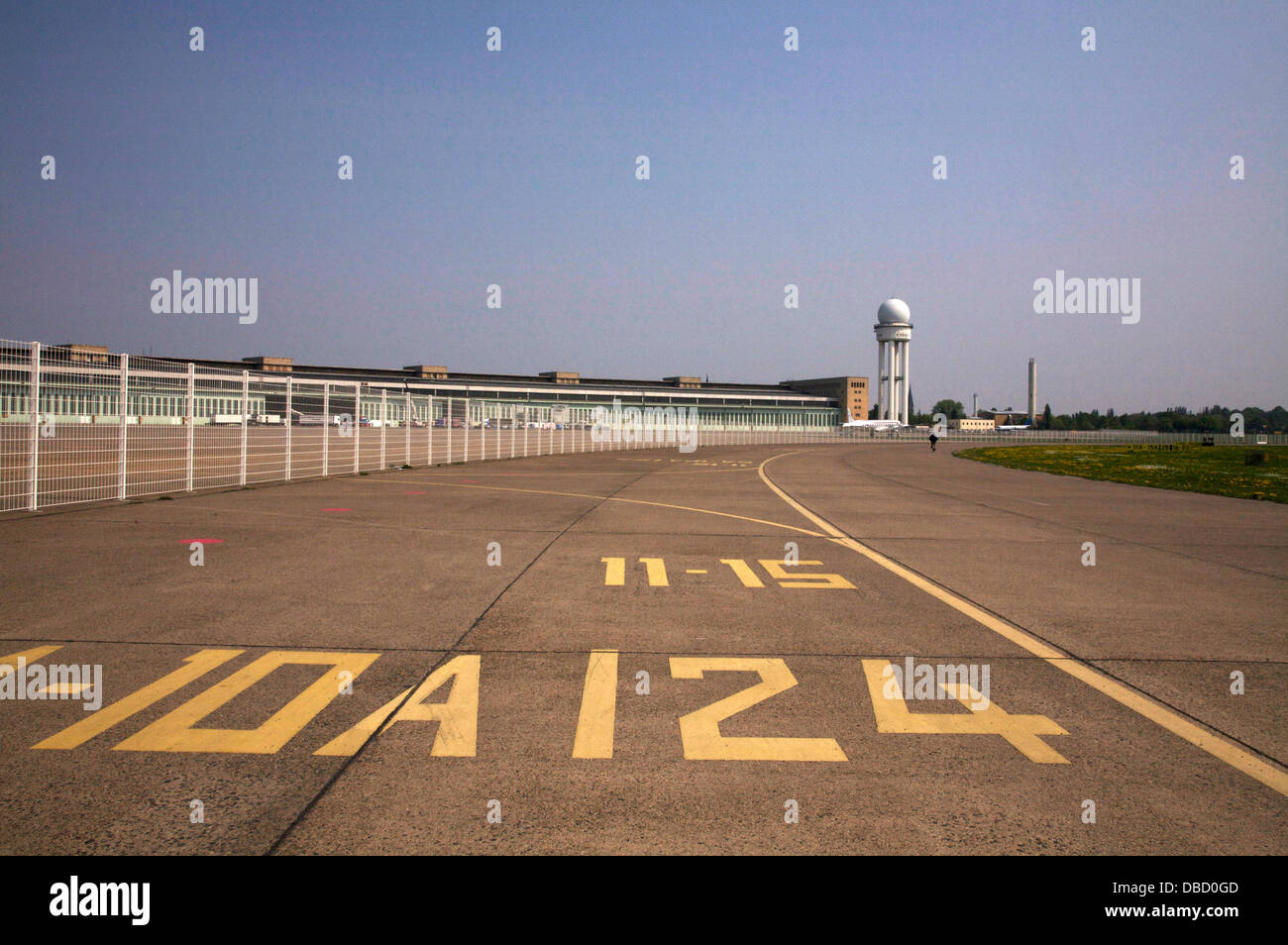Airport ground markings hi-res stock photography and images - Alamy
