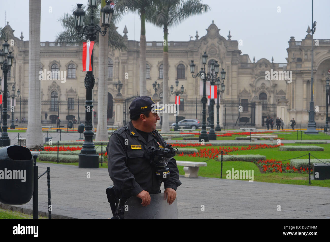 Peruvian military presence in front of the Presidential palace, Plaza ...