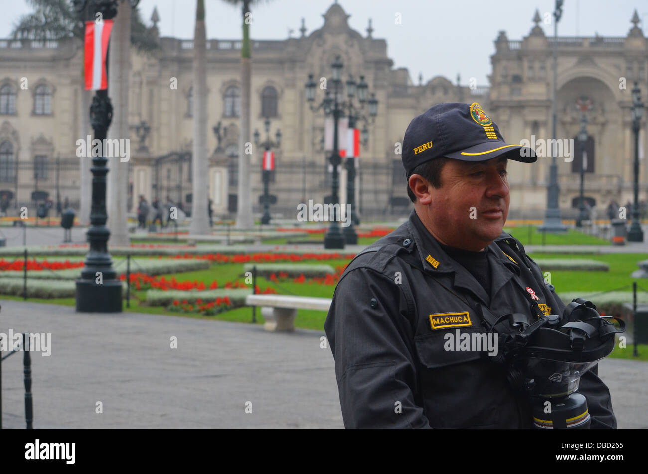 Peruvian military presence in front of the Presidential palace, Plaza ...