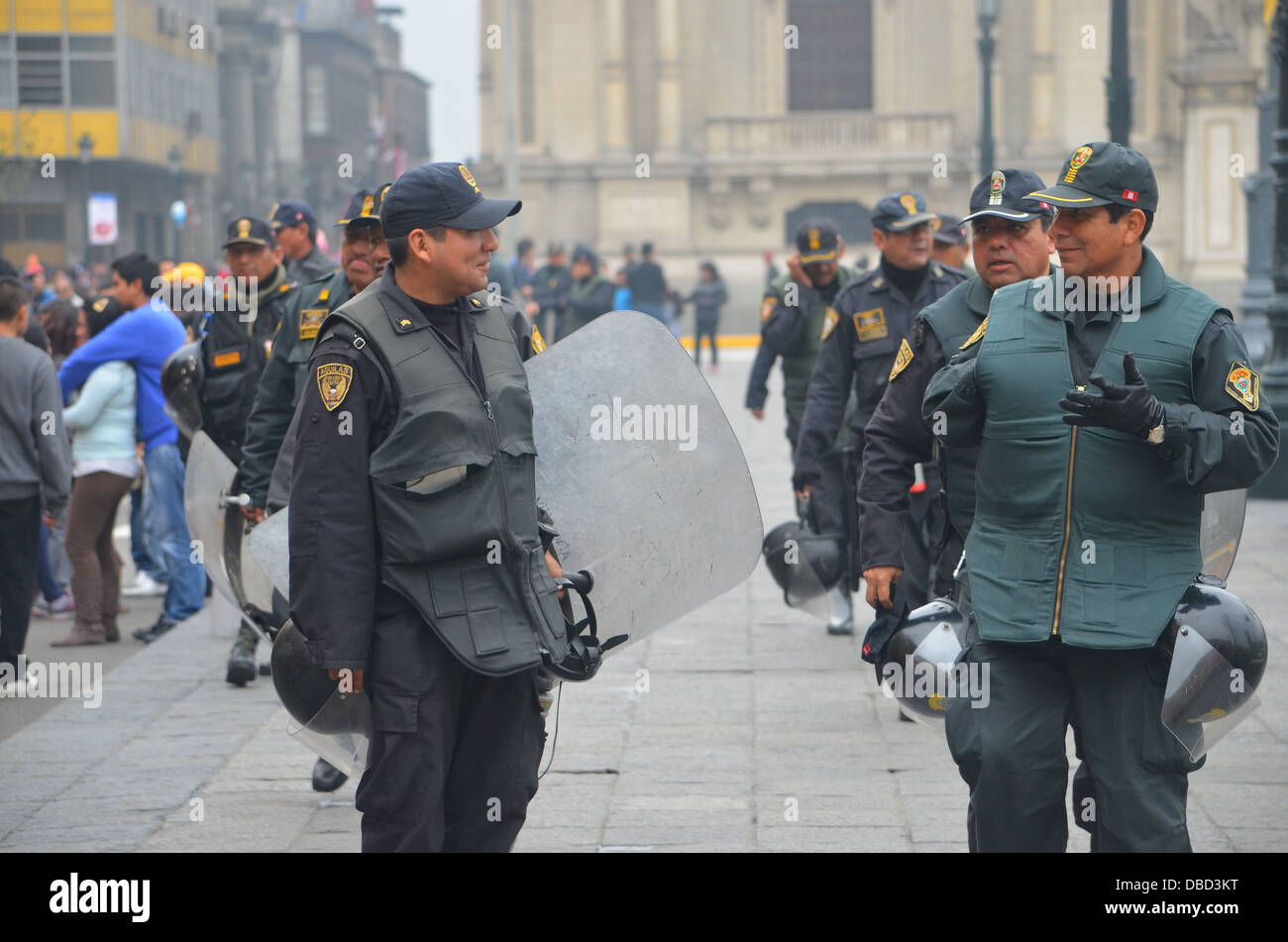 Peruvian military presence in front of the Presidential palace, Plaza ...