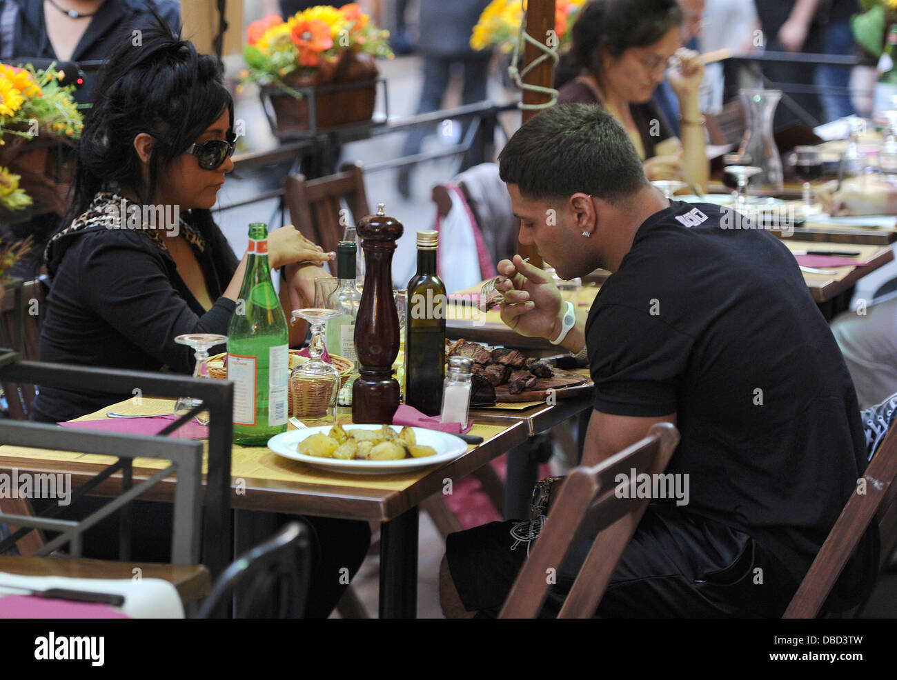 Nicole "Snooki" Polizzi and Ronnie Ortiz-Magro Enjoy a quiet early meal ...
