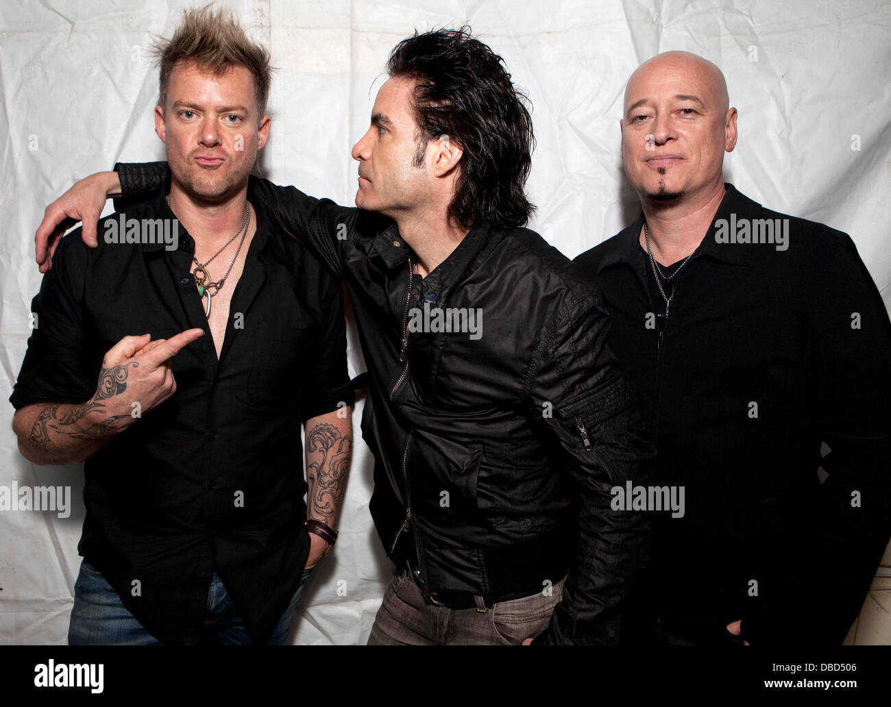 Scott Underwood, Pat Monahan and Jimmy Stafford Train perform live at ...