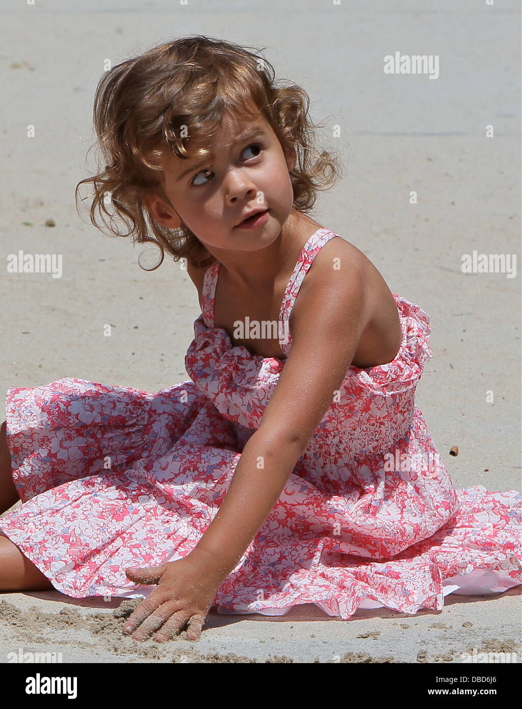 Honor Marie Warren Warren Jessica Alba enjoys the day playing at ...