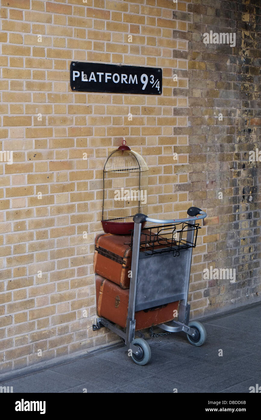 Platform 9 3 4 hi-res stock photography and images - Alamy