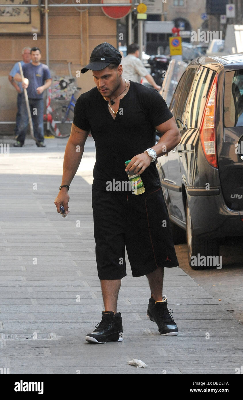 Ronnie Ortiz-Magro Returns home from a trip to the gym with fellow ...