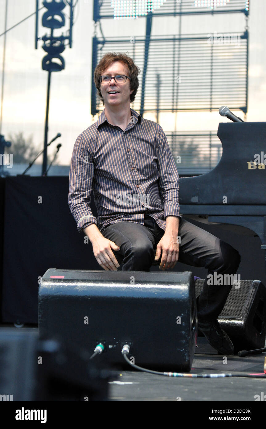 Singer ben folds hi-res stock photography and images - Alamy