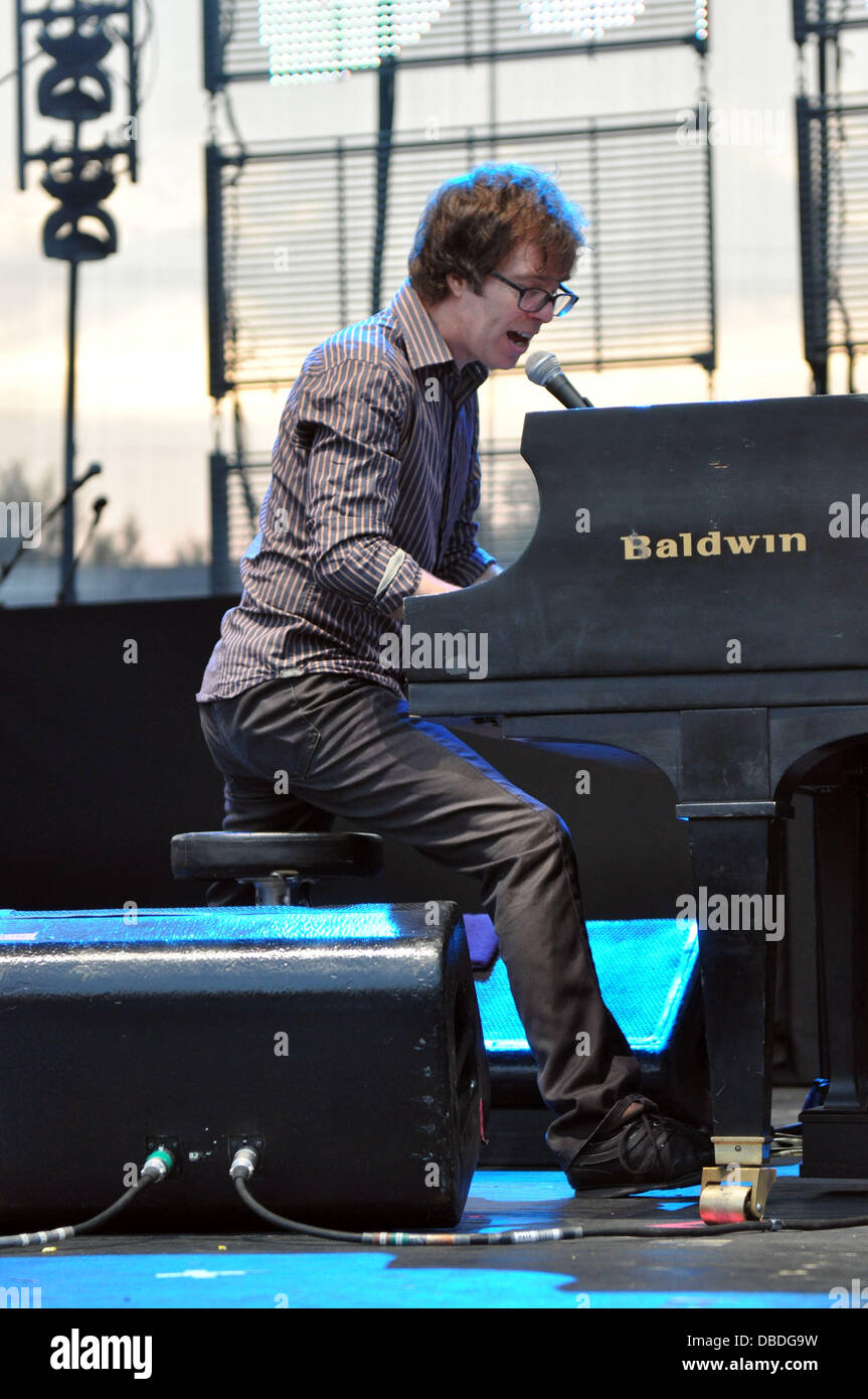 Singer ben folds hi-res stock photography and images - Alamy