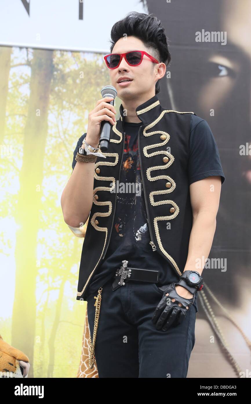 VanNess Wu issued his new album and hold a signature court in Taipei ...