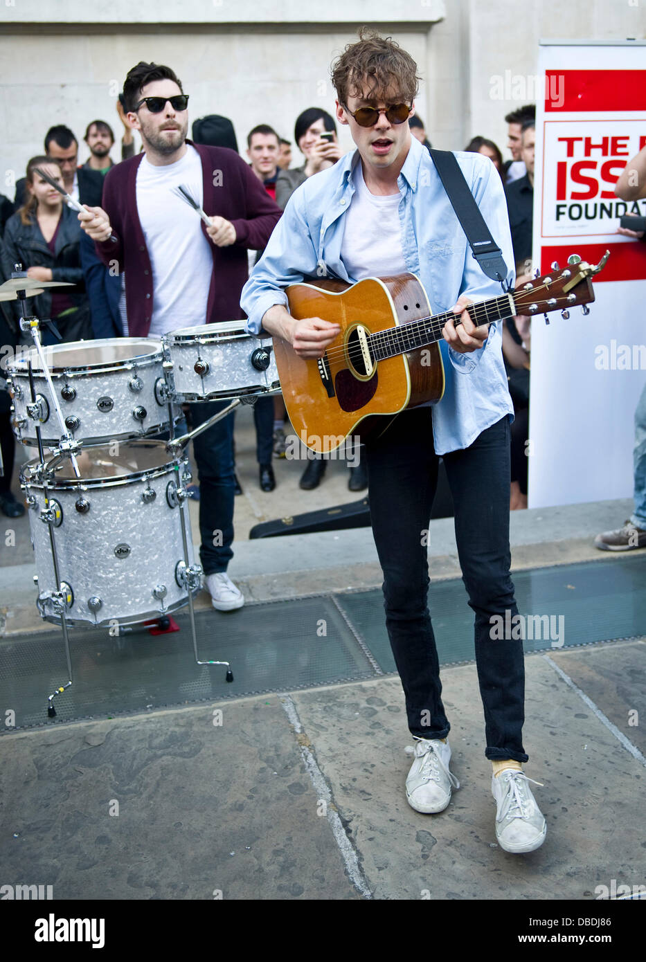 David Sullivan Kaplan and Johnny Borrell Razorlight performing a 'Big ...