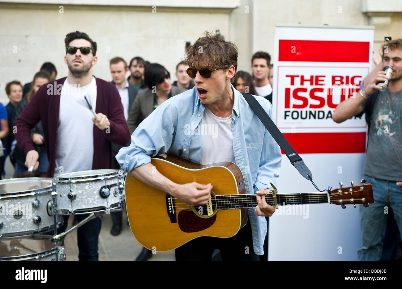 David Sullivan Kaplan and Johnny Borrell Razorlight performing a 'Big ...