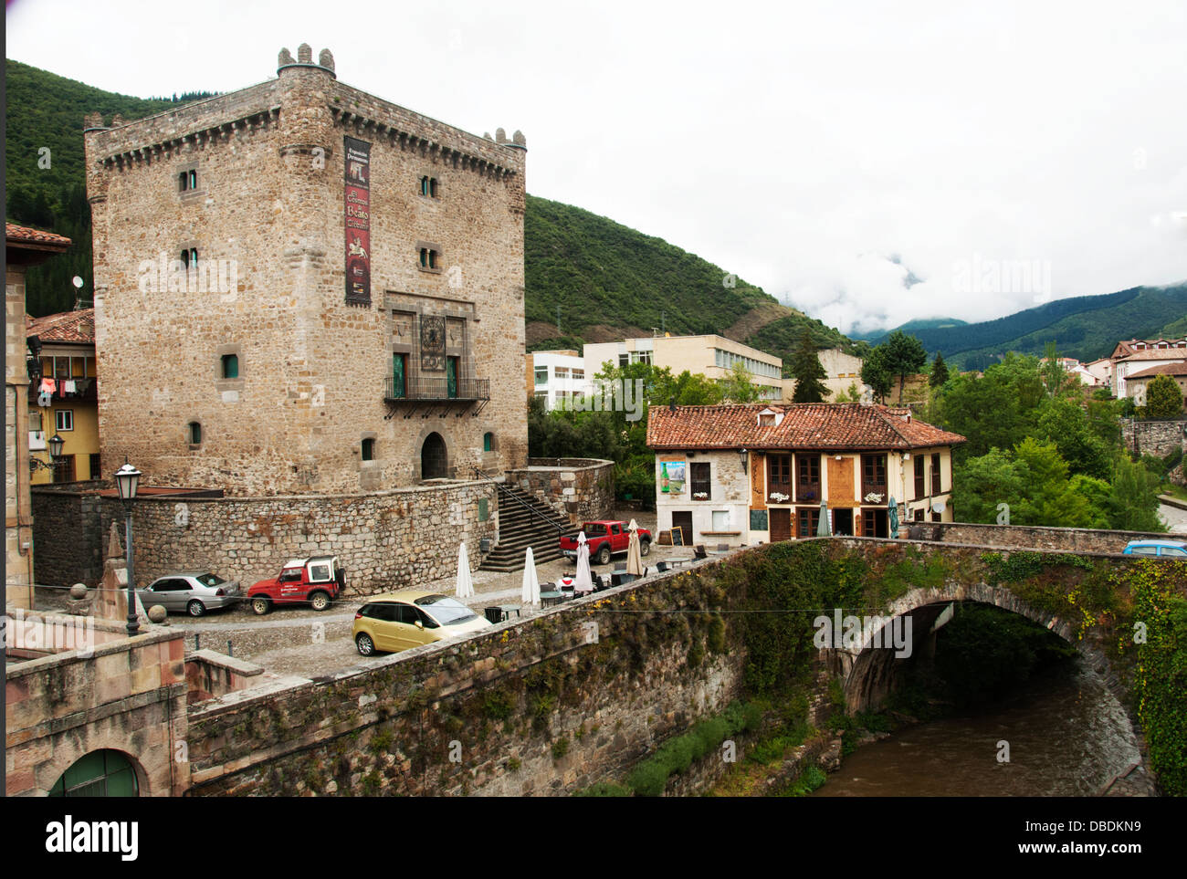 SPAIN; CANTABRIA; POTES; THE TOWER TORRE DEL INFANTADO AND BRIDGE Stock ...