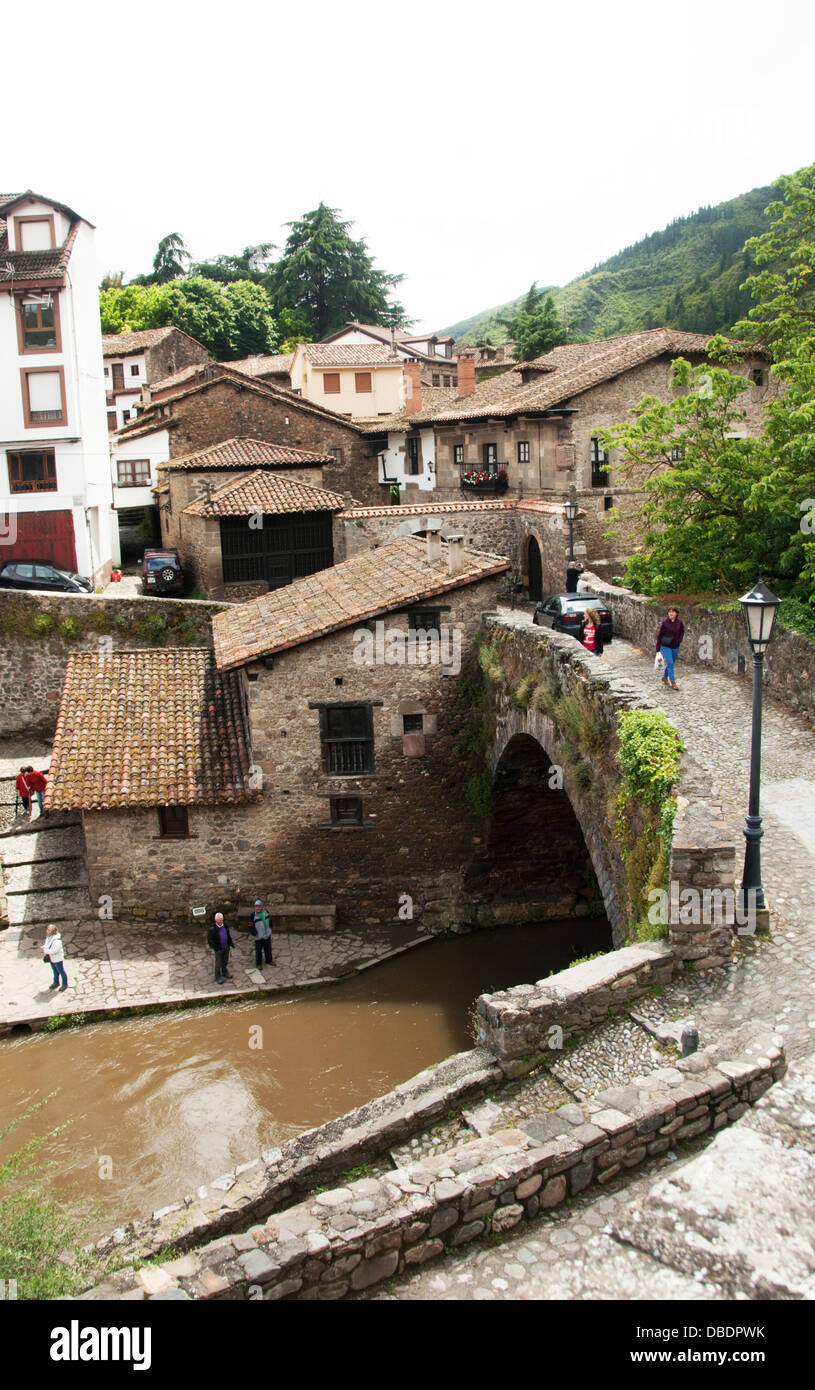SPAIN; CANTABRIA; POTES; RIVER DEVA/QUIVIESA, BRIDGE AND TOWN HOUSES ...