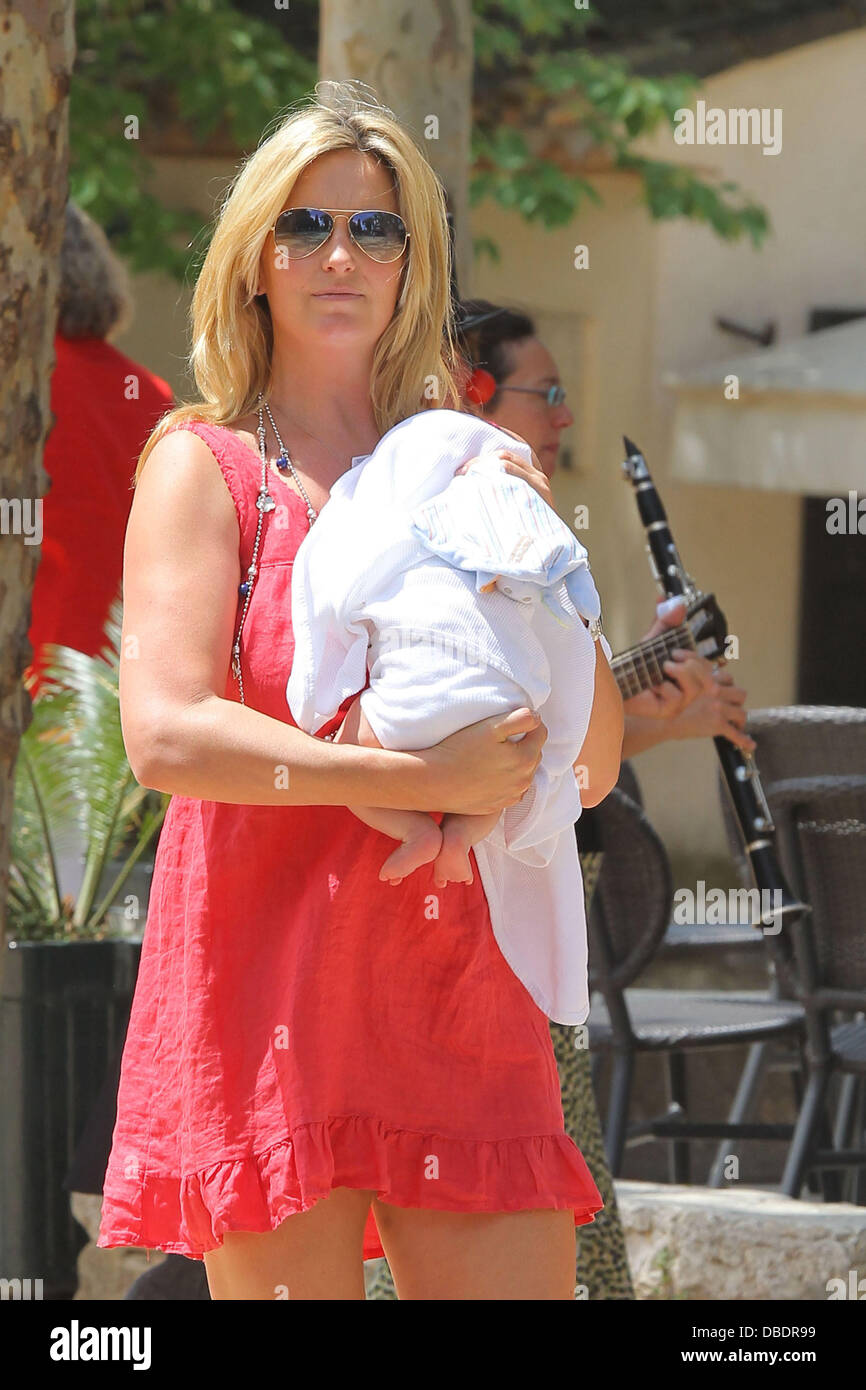 Rod Stewart and his wife Penny Lancaster and son Aiden take a stroll ...