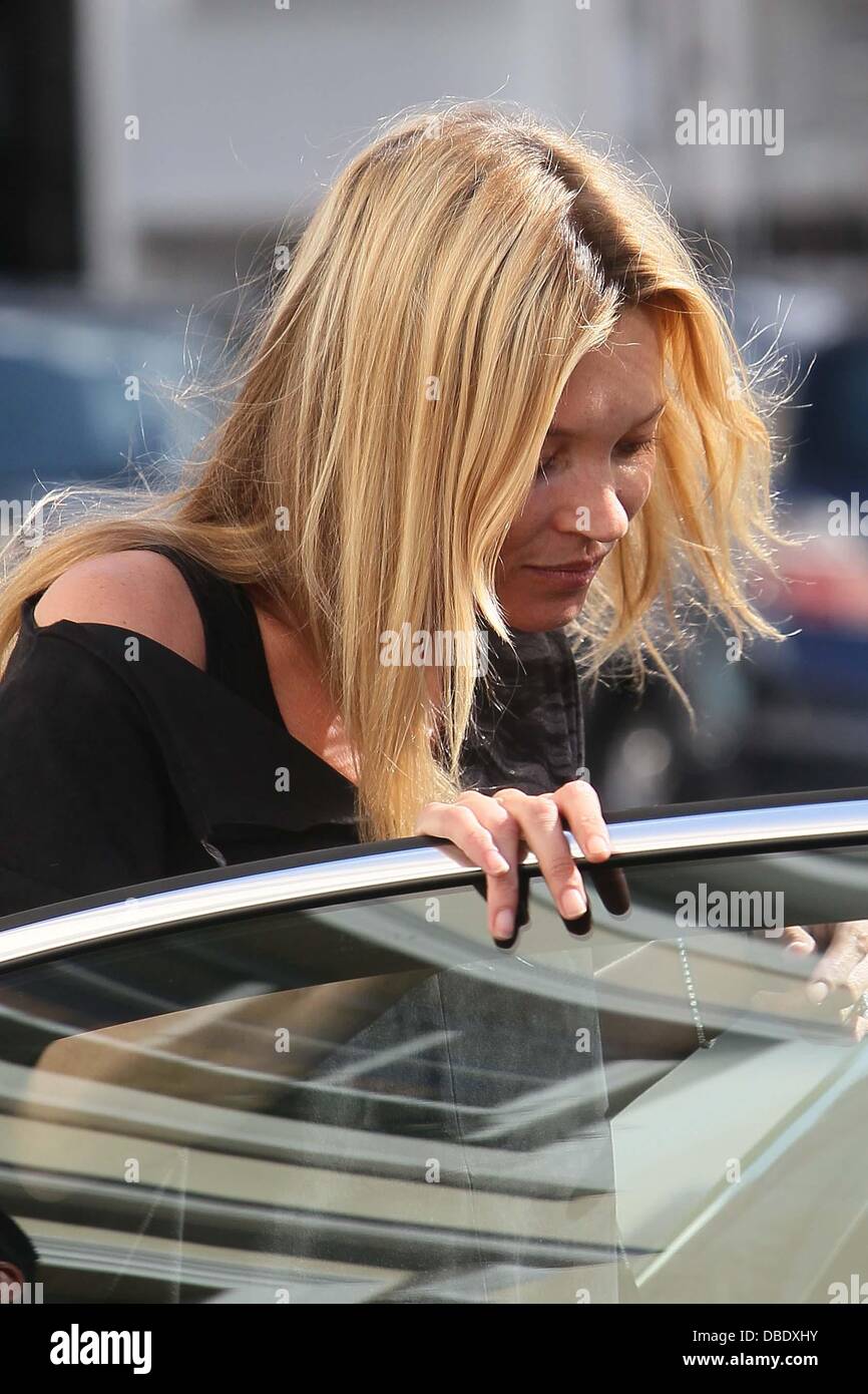 Kate Moss getting out of her car in Notting Hill London, England - 31. ...