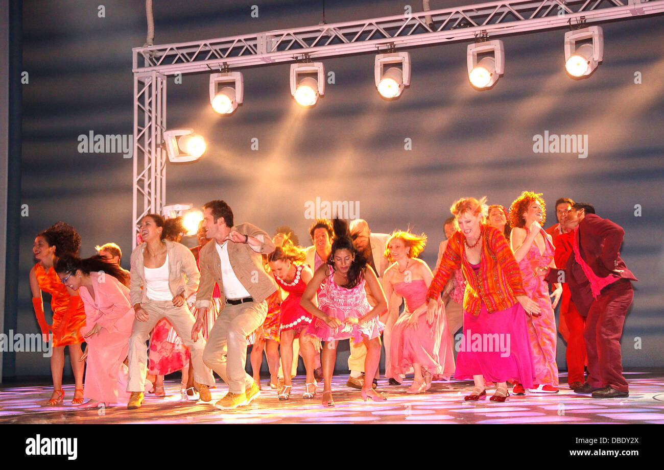 Liana Hunt, Corey Greenan and cast The 4000th performance of the ...