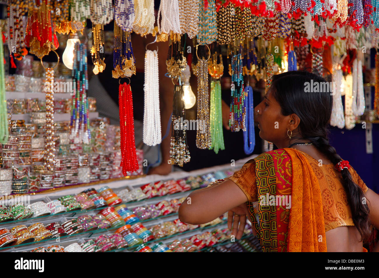 Market stall india trinkets hi-res stock photography and images - Alamy