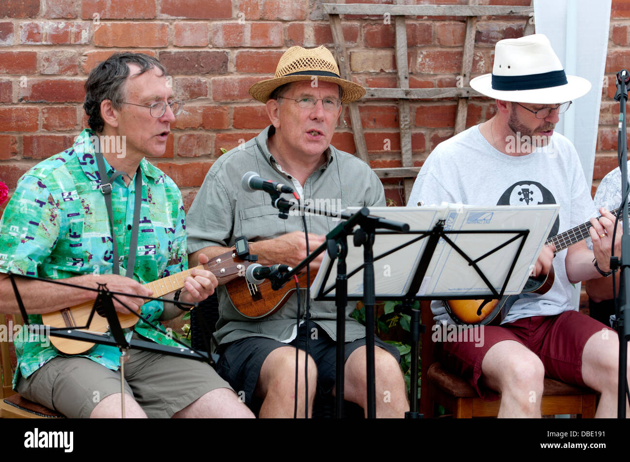 Men singing hi-res stock photography and images - Alamy