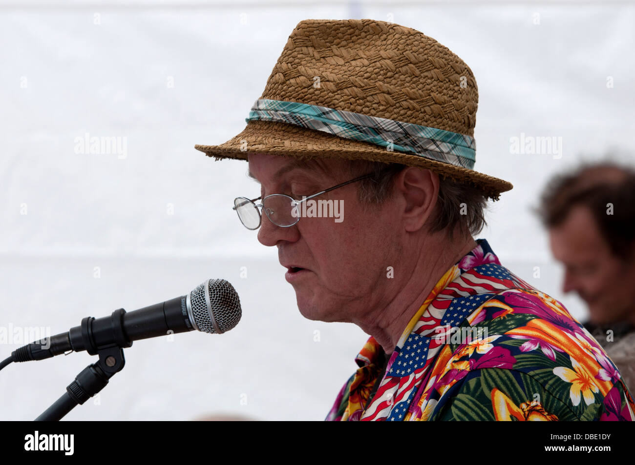 Ukulele singer hi-res stock photography and images - Alamy