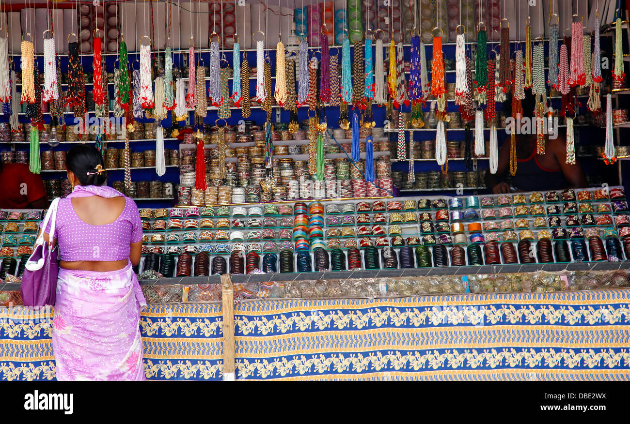 Trinkets on sale at a Indian stall Stock Photo - Alamy