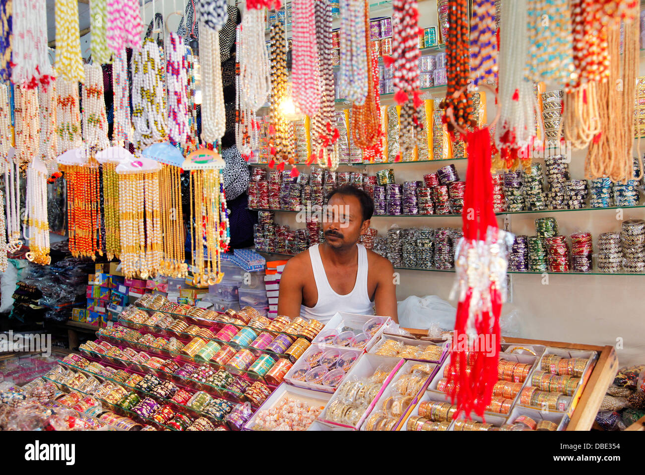 Trinkets on sale at a Indian stall Stock Photo - Alamy