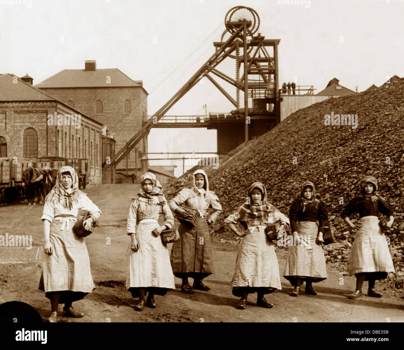 Pit colliery lasses hi-res stock photography and images - Alamy