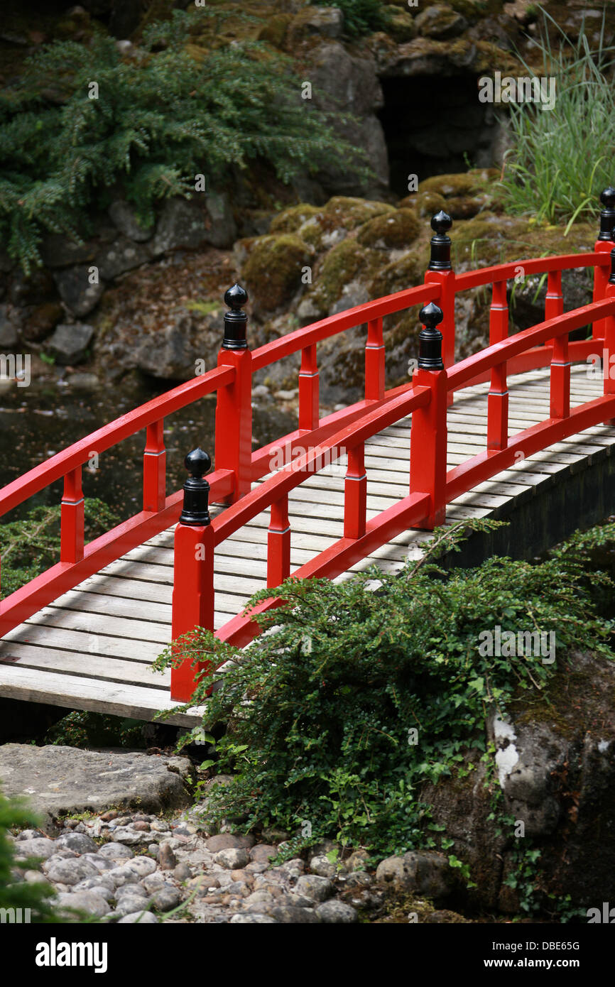 Red Wooden Bridge, The Japanese Garden, Cottered, Hertfordshire Stock ...