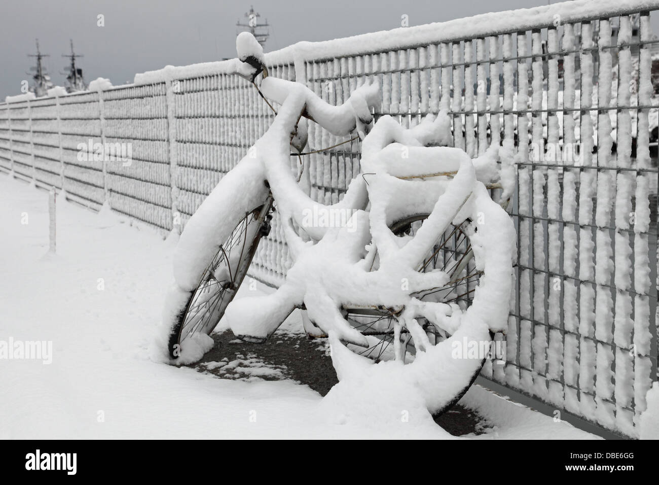 bicycle covered by white snow Stock Photo - Alamy