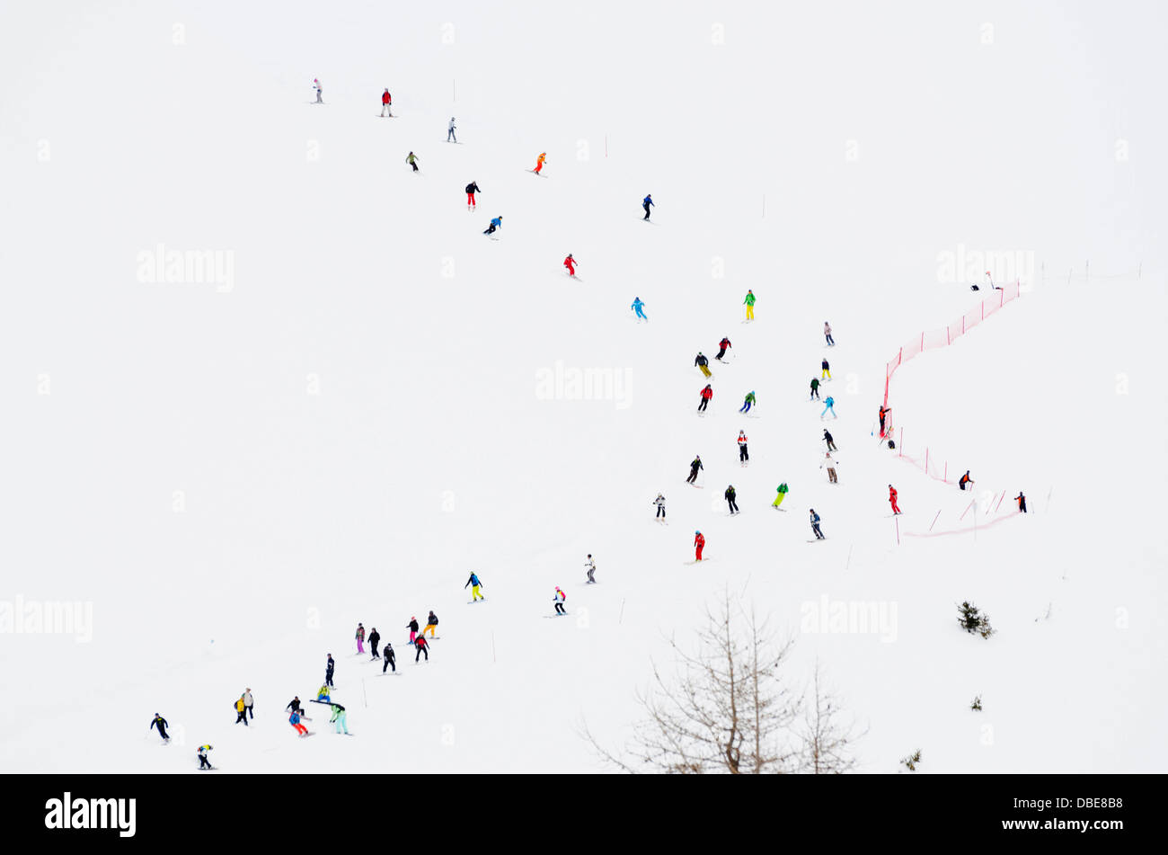 Crowded ski slope hi-res stock photography and images - Alamy