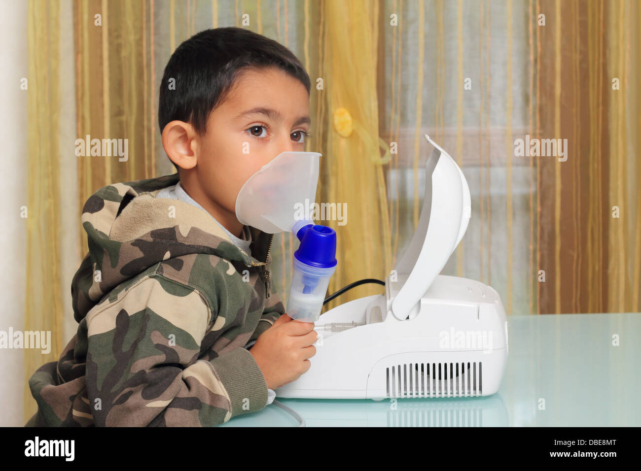 Child with inhalation mask Stock Photo - Alamy