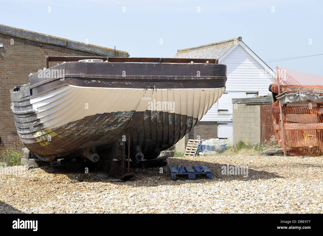 Boat hull with no propellers on shingle beach Stock Photo - Alamy