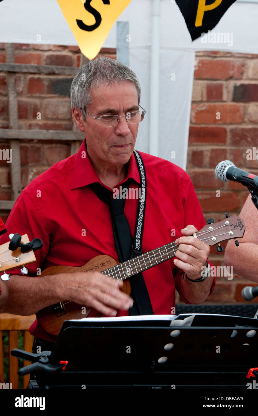 Ukulele band players hi-res stock photography and images - Alamy