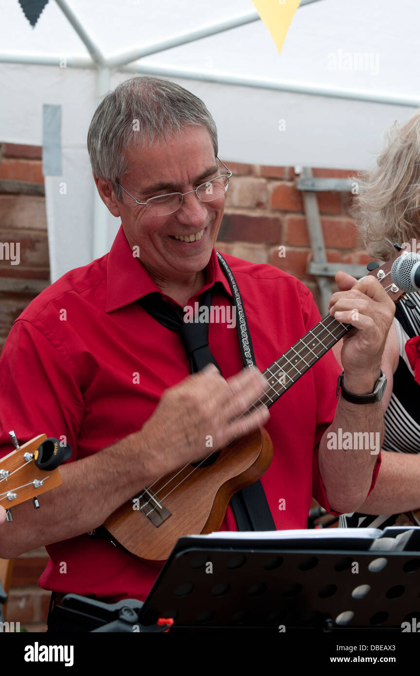 Ukulele band players hi-res stock photography and images - Alamy