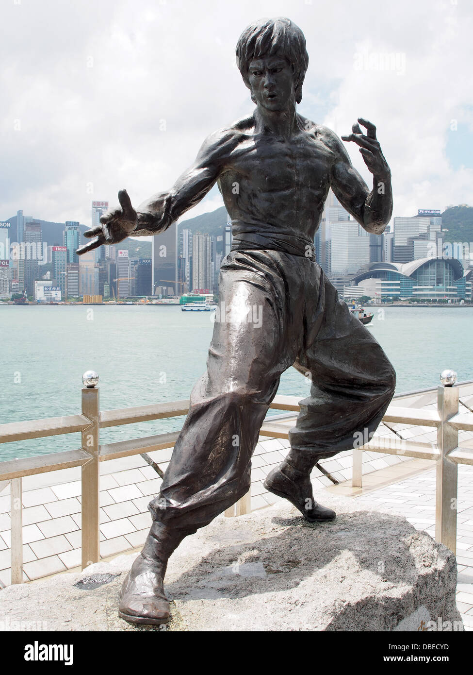 Bruce lee at the avenue of stars in hong kong hi-res stock photography ...