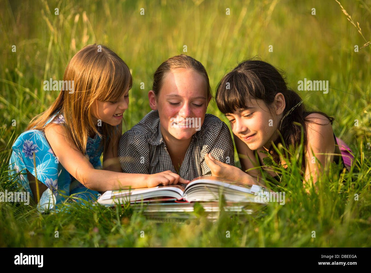 Kids reading books outside hi-res stock photography and images - Alamy