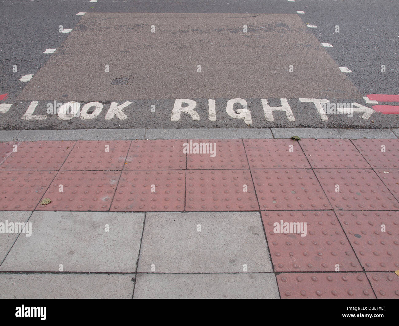 Look Right sign in a London street Stock Photo - Alamy