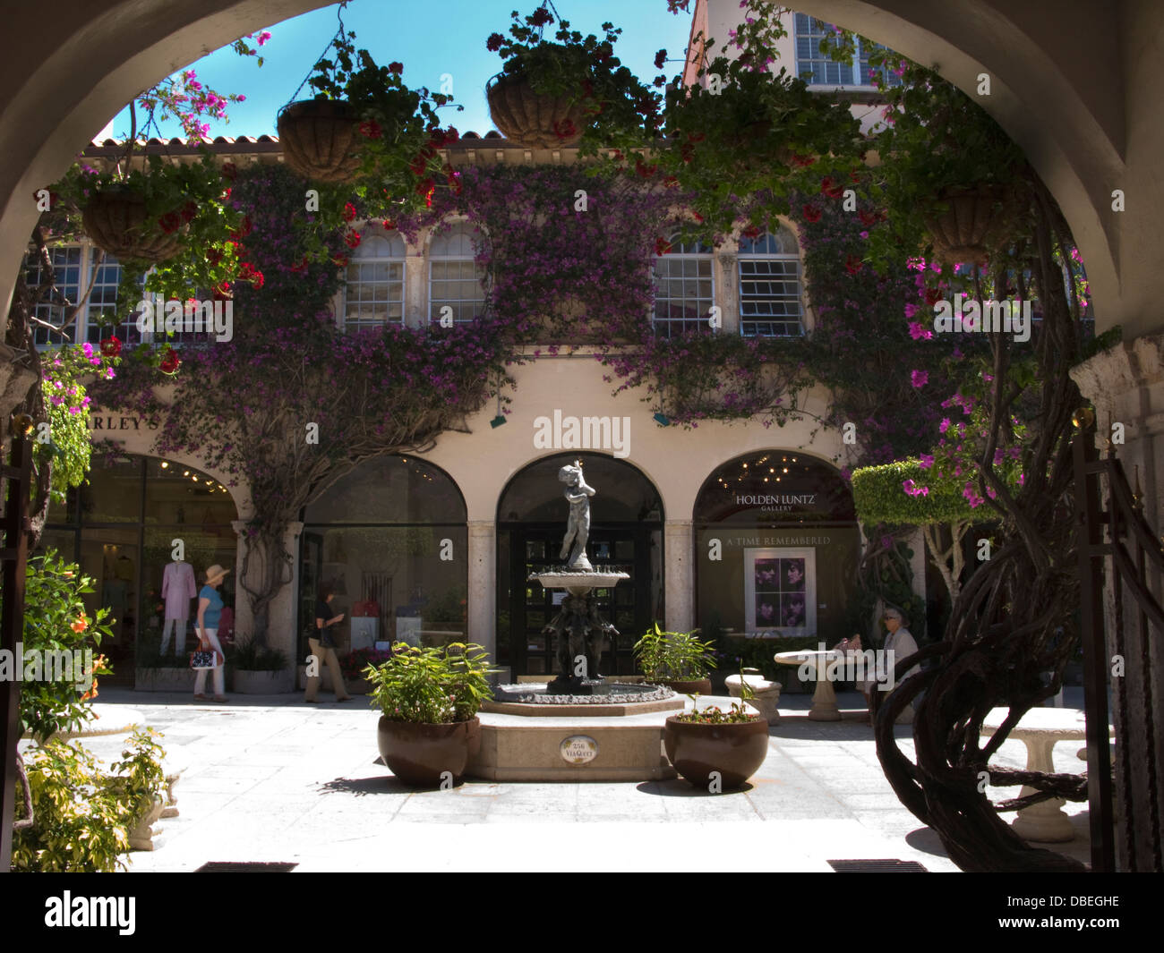 ARCHWAY VIA GUCCI PLAZA WORTH AVENUE PALM BEACH FLORIDA USA Stock Photo ...
