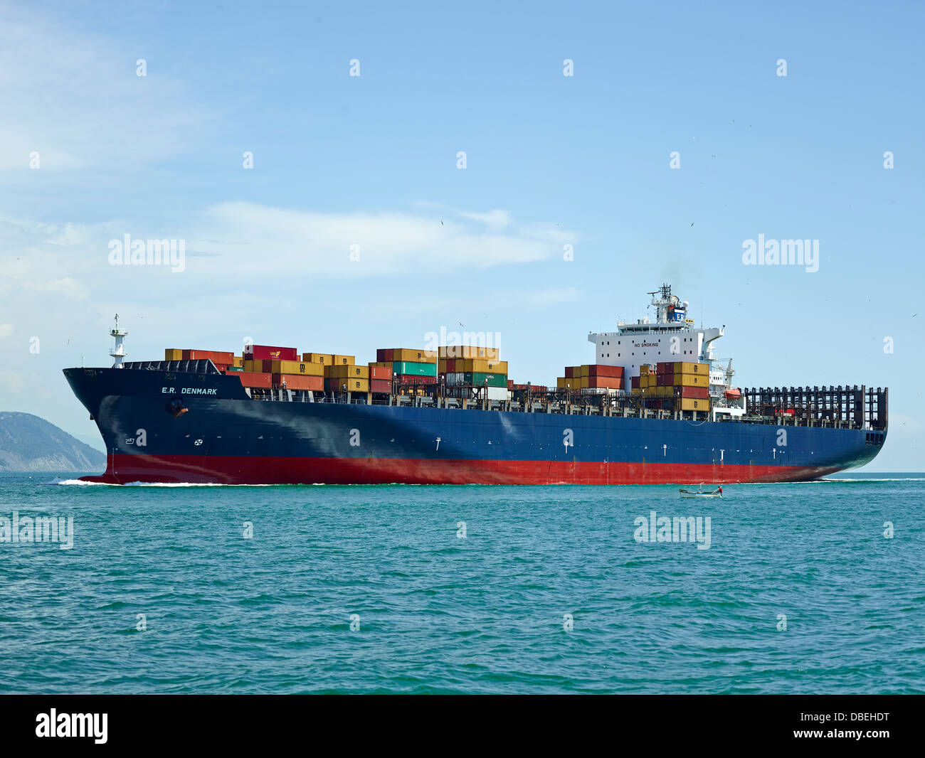 Shipping container boat hi-res stock photography and images - Alamy