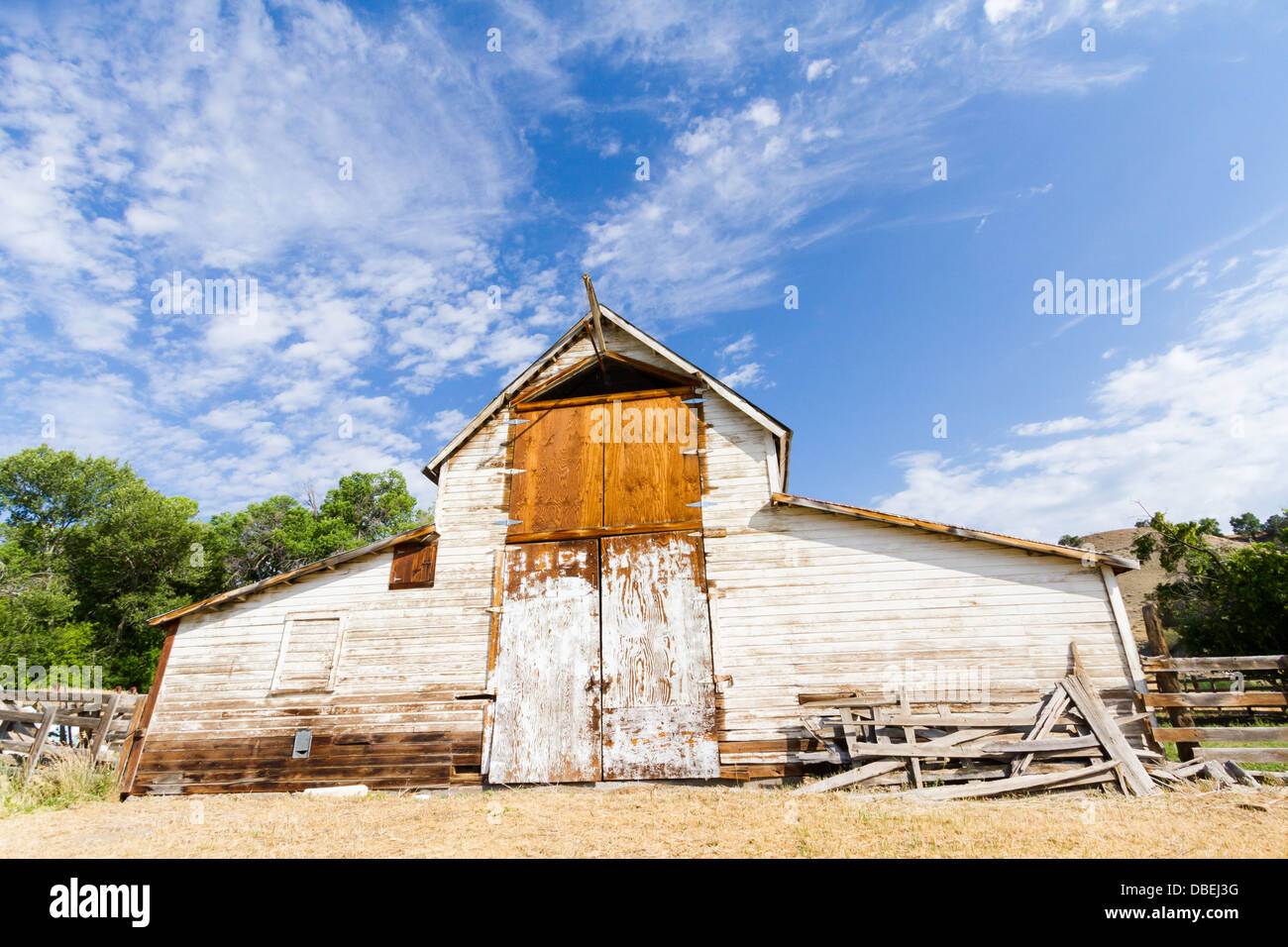 Old white barn with farm yard Stock Photo - Alamy