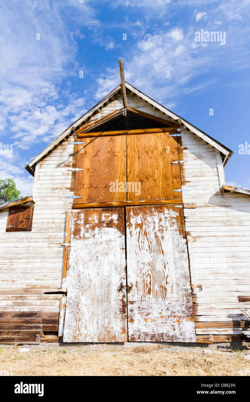 Old white barn with farm yard Stock Photo - Alamy