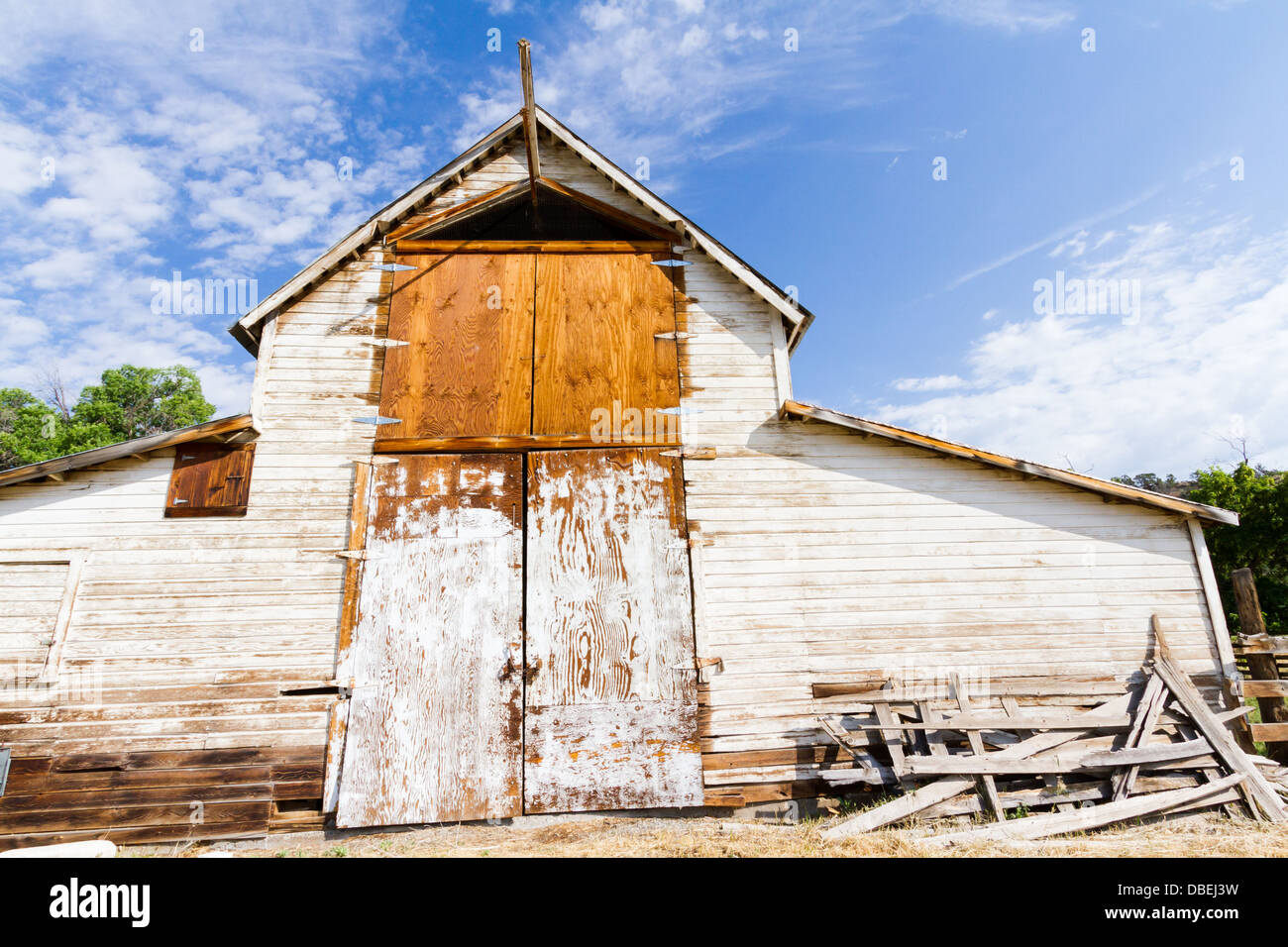 Old white barn with farm yard Stock Photo - Alamy