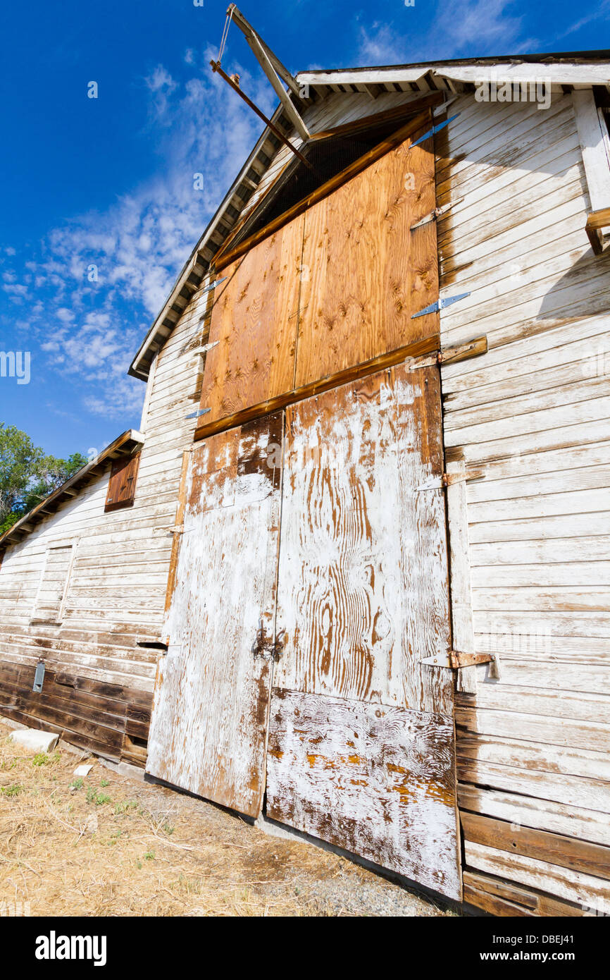 Old white barn with farm yard Stock Photo - Alamy