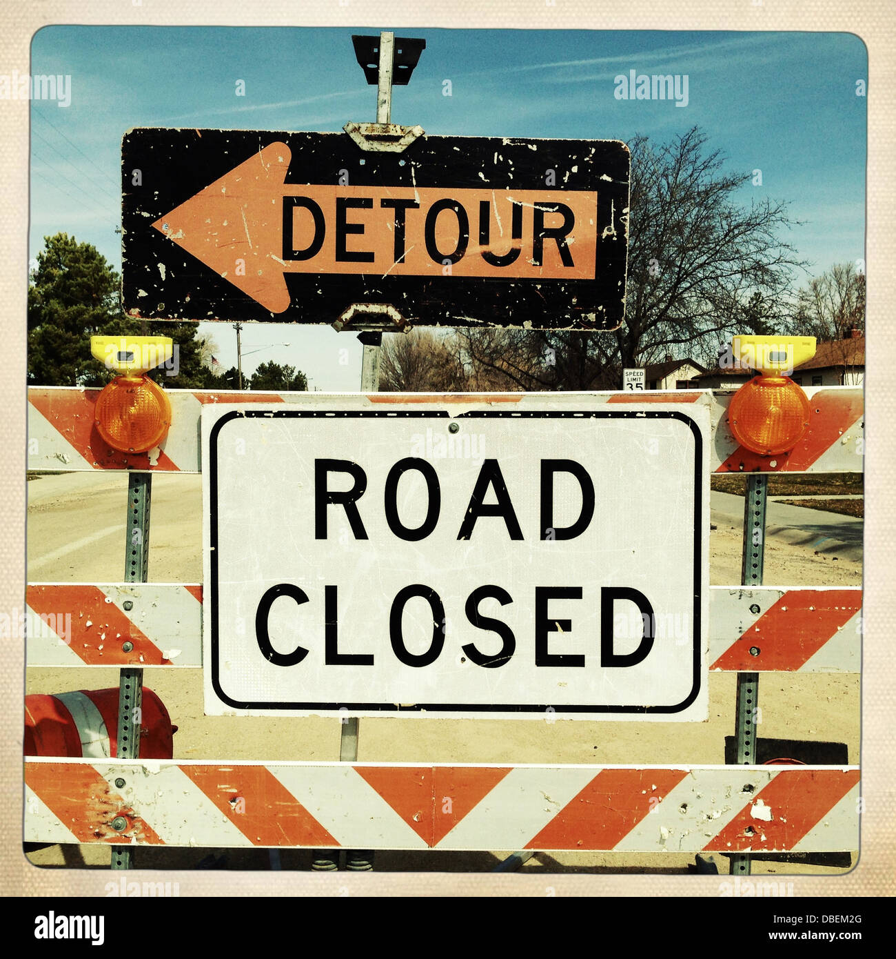 'Detour' and 'road closed' signs Stock Photo - Alamy