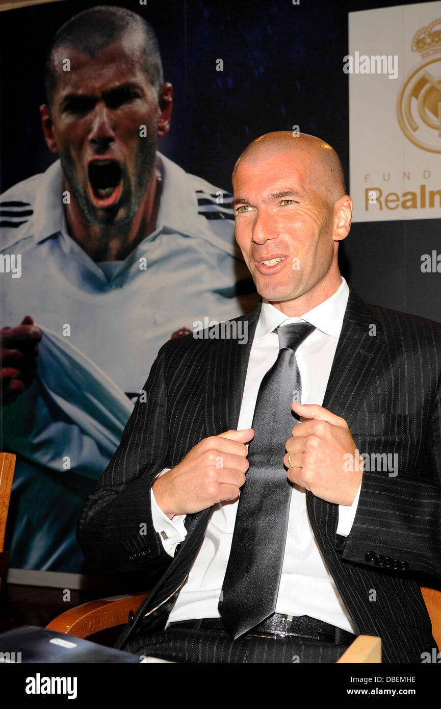 Zinedine Zidane promotes his book 'Zidane: La Elegancia Del Heroe ...