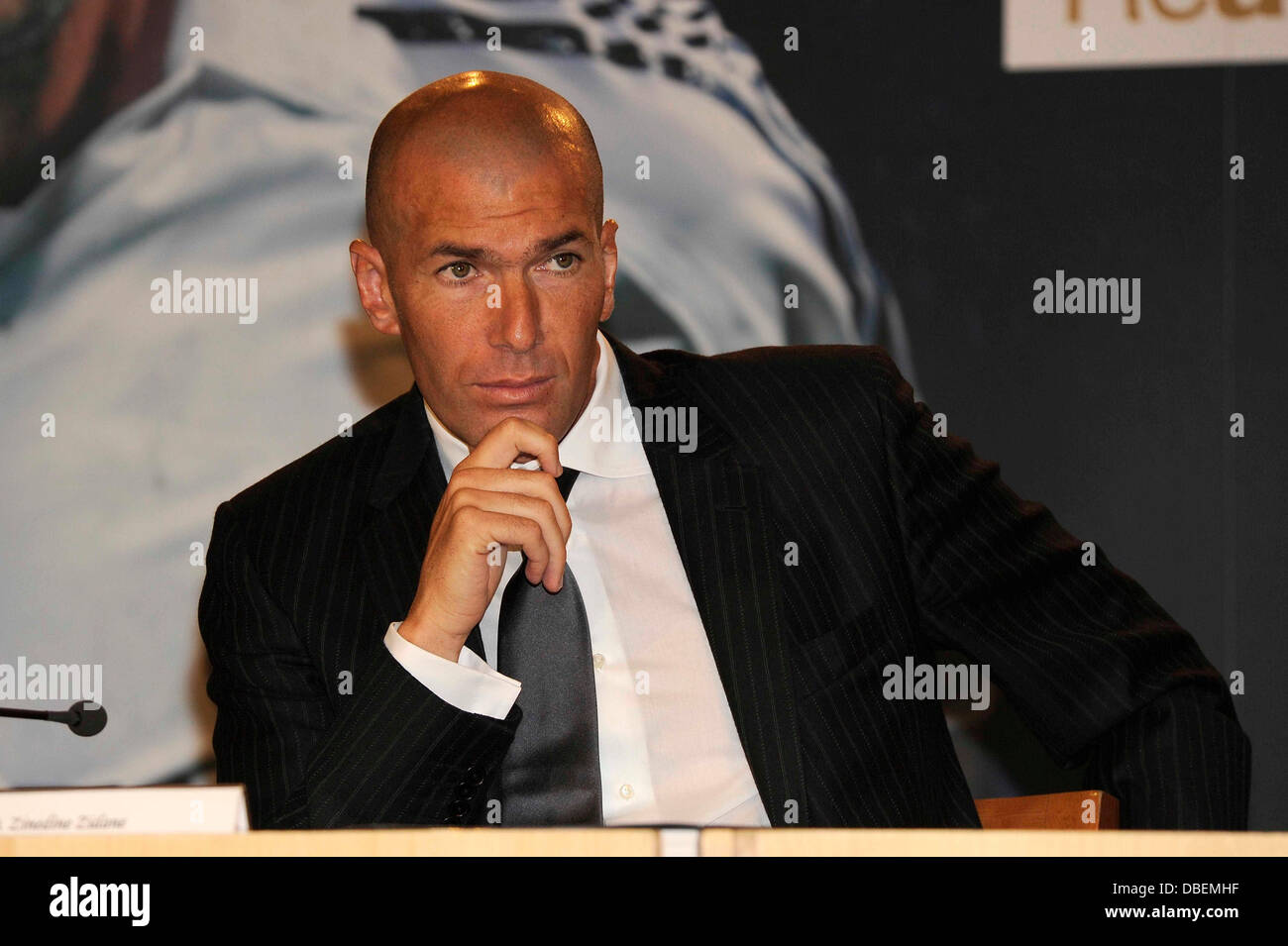 Zinedine Zidane promotes his book 'Zidane: La Elegancia Del Heroe ...