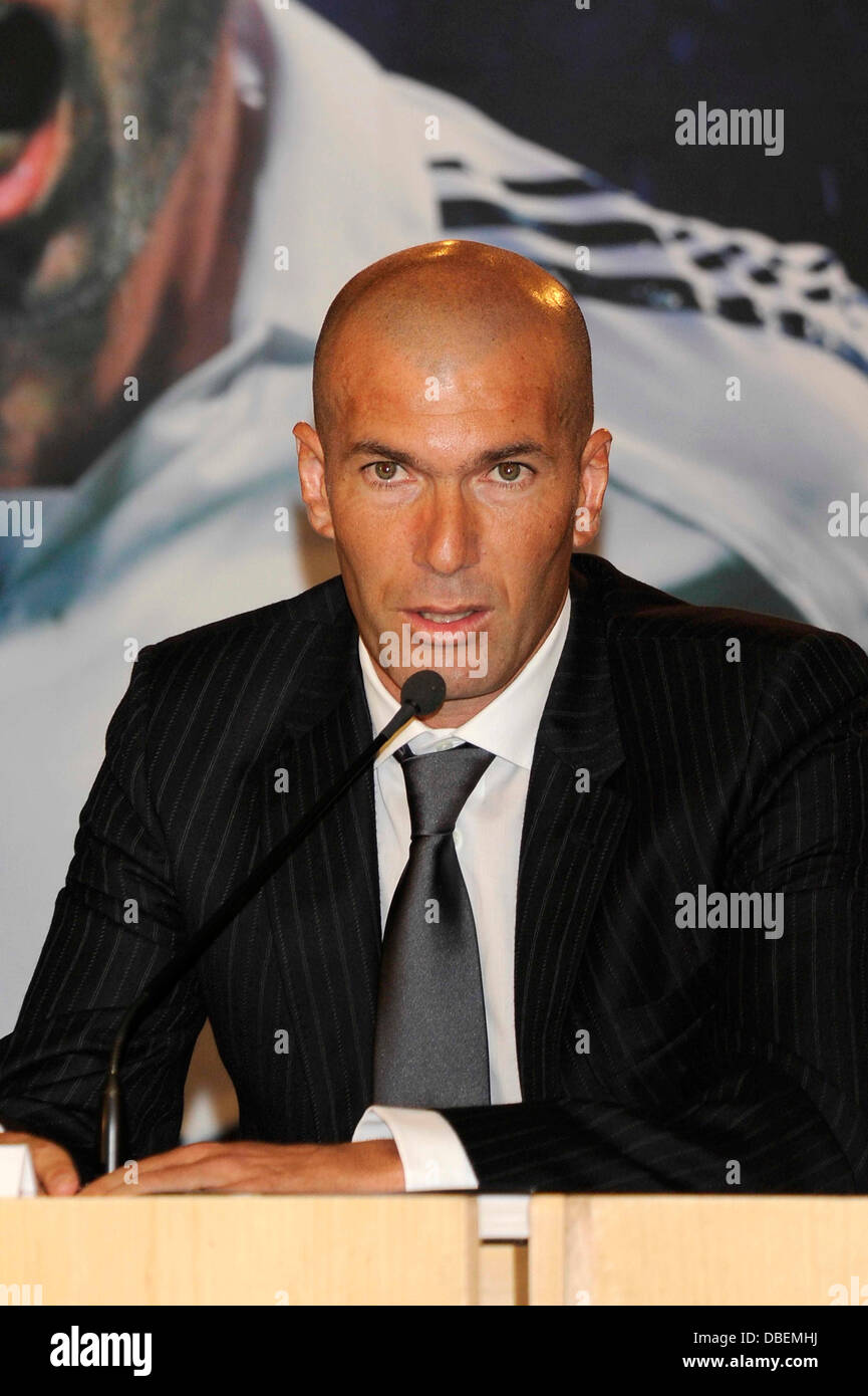 Zinedine Zidane promotes his book 'Zidane: La Elegancia Del Heroe ...