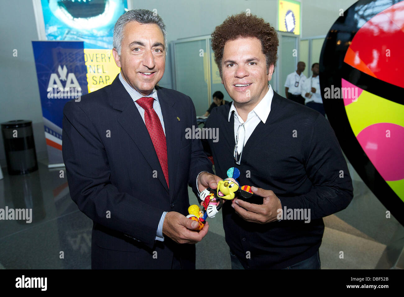 Atmosphere Brazilian Artist Romero Britto signs copies of his book ...
