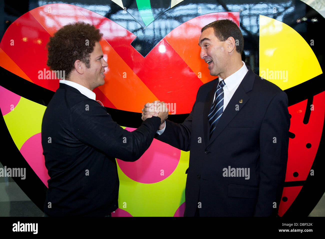 Atmosphere Brazilian Artist Romero Britto signs copies of his book ...