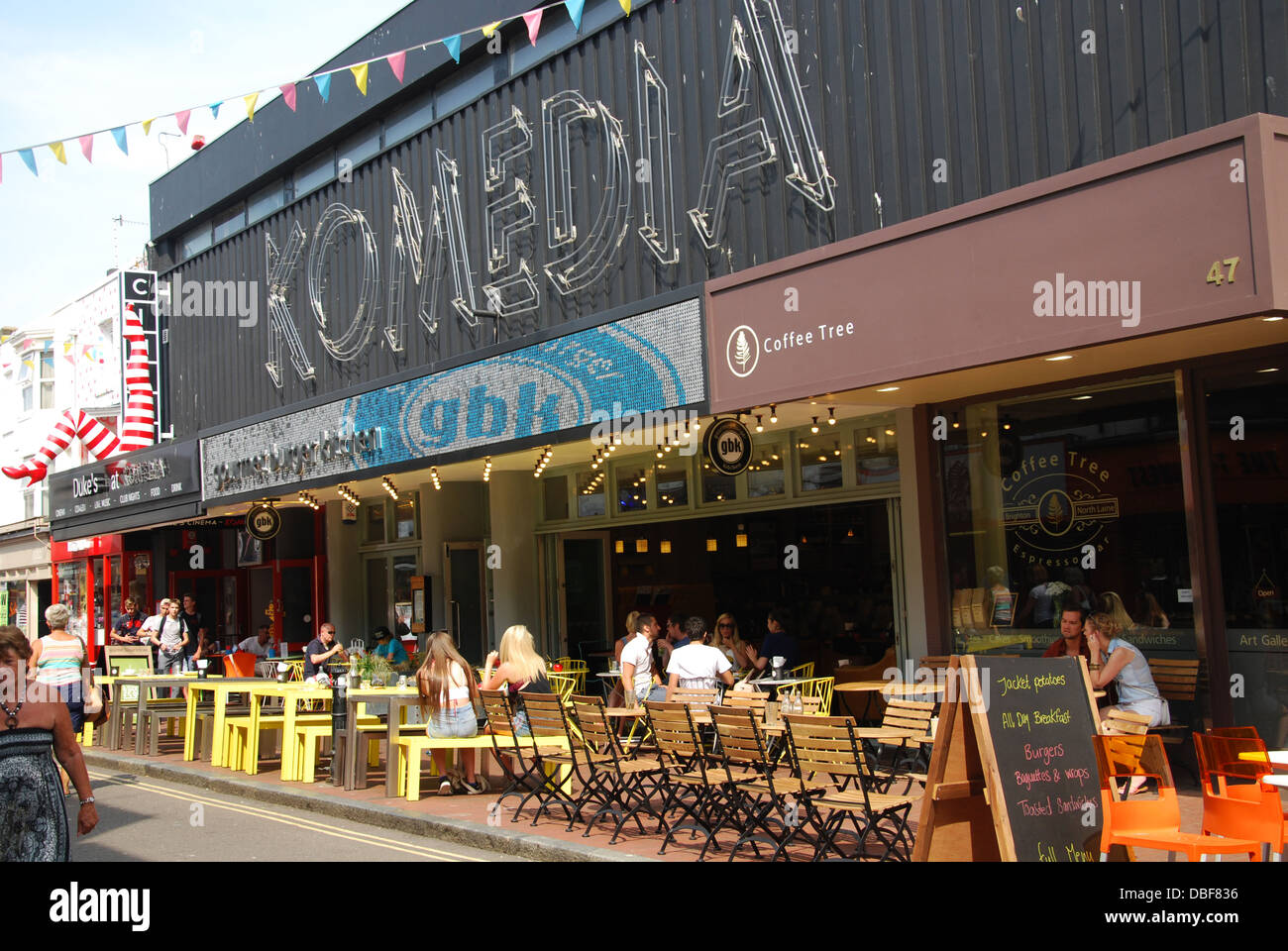 People buying coffee bustling cafe hi-res stock photography and images ...