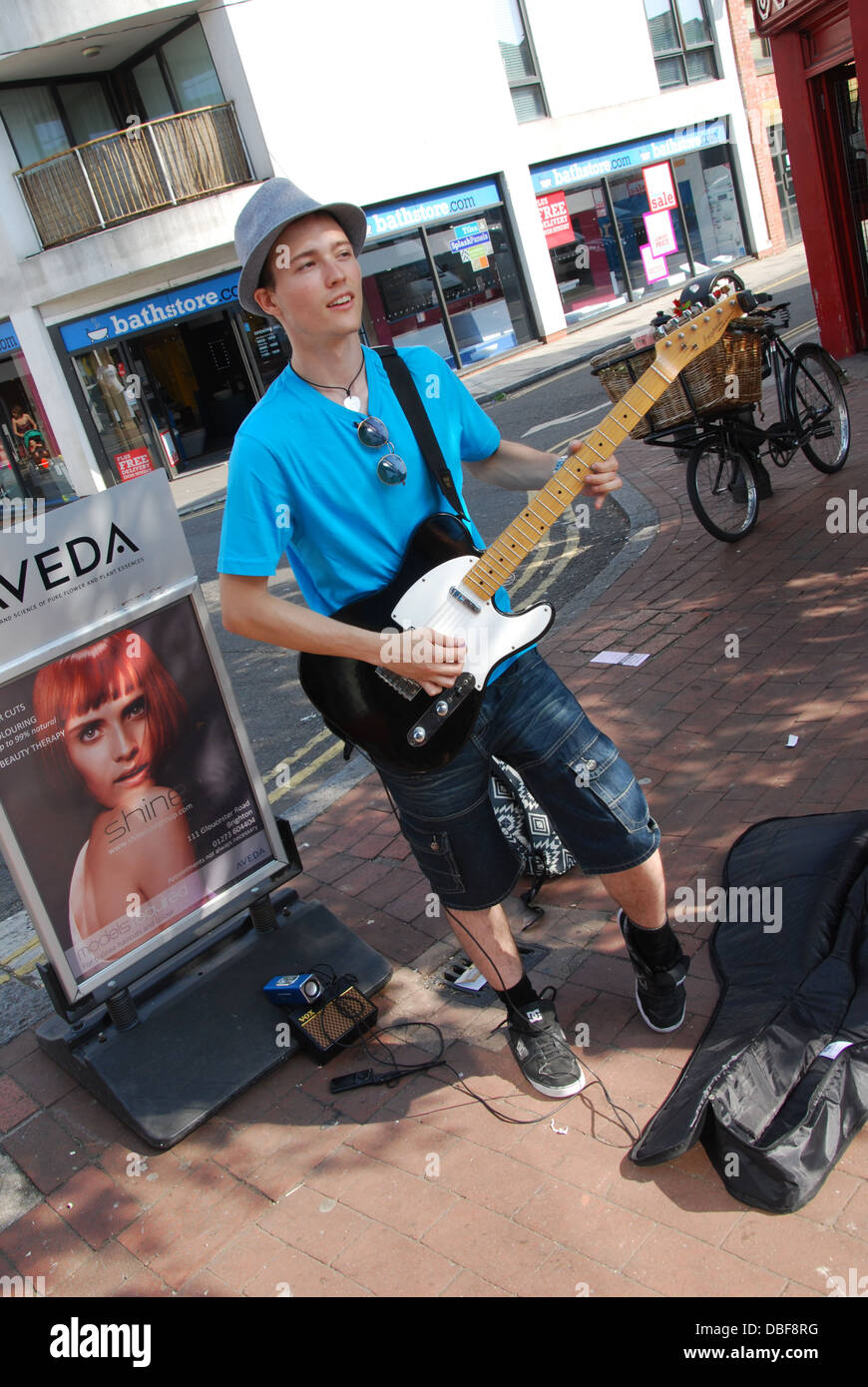 Busking brighton hi-res stock photography and images - Alamy
